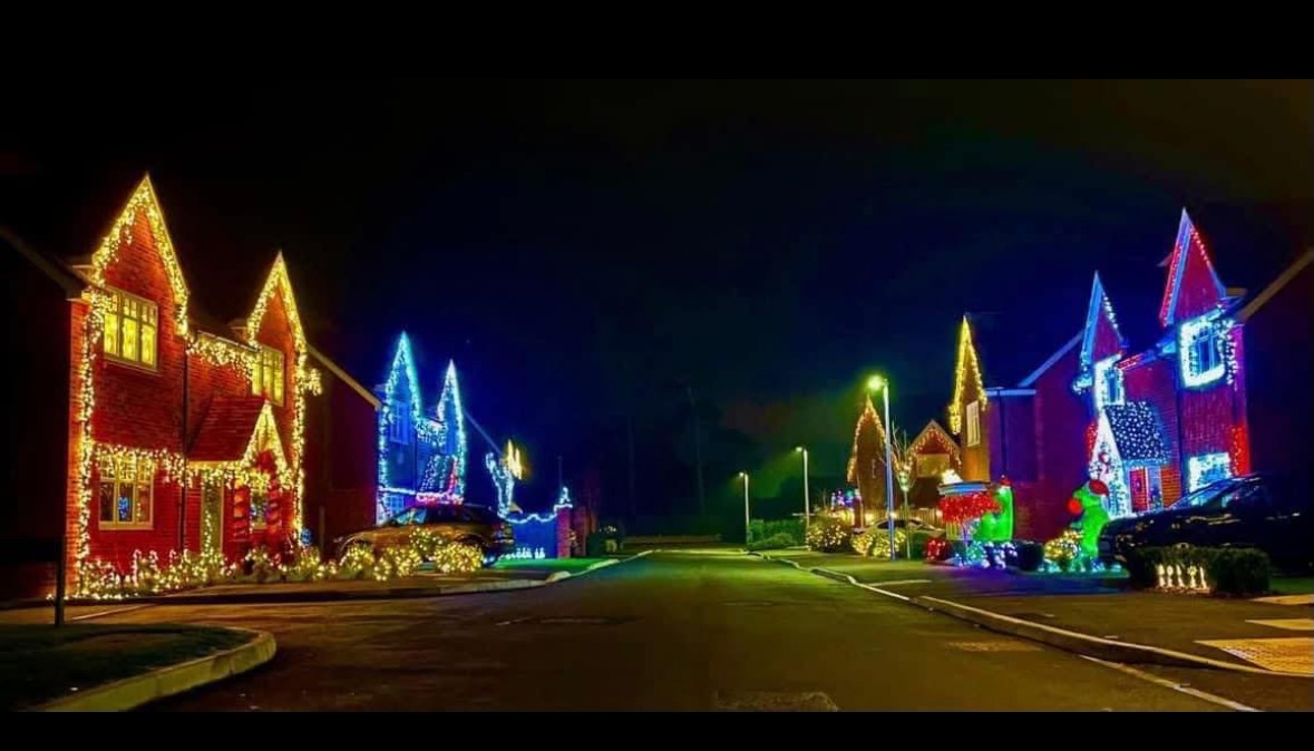 Three Mile Cross Christmas Lights Trail! | Fraser's Budgens